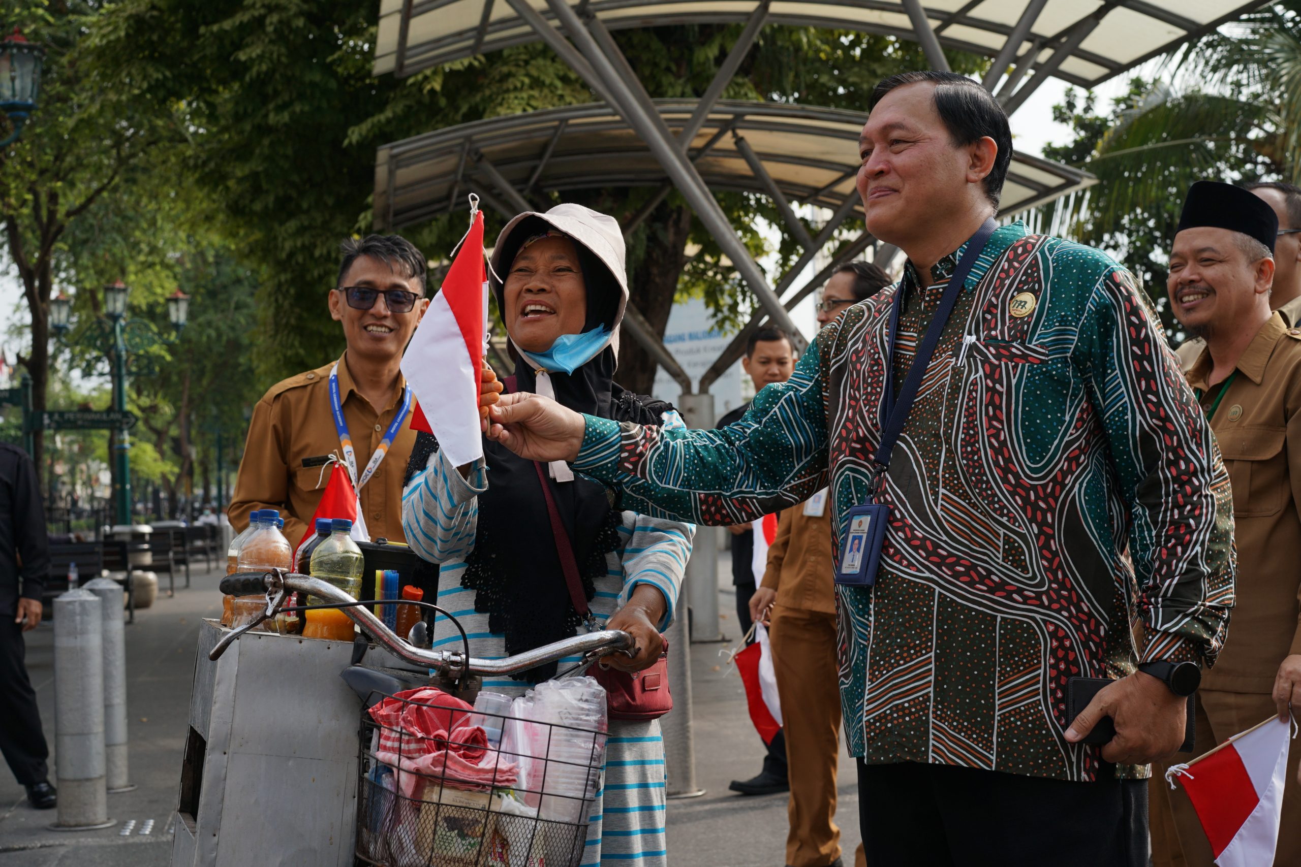 Tingkatkan Nasionalisme, Sekretariat DPRD DIY Bagikan Bendera Merah ...
